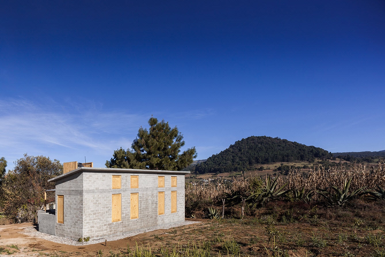 Casa pequeña económica hecha con bloques de adoblock (tierra y cemento ...