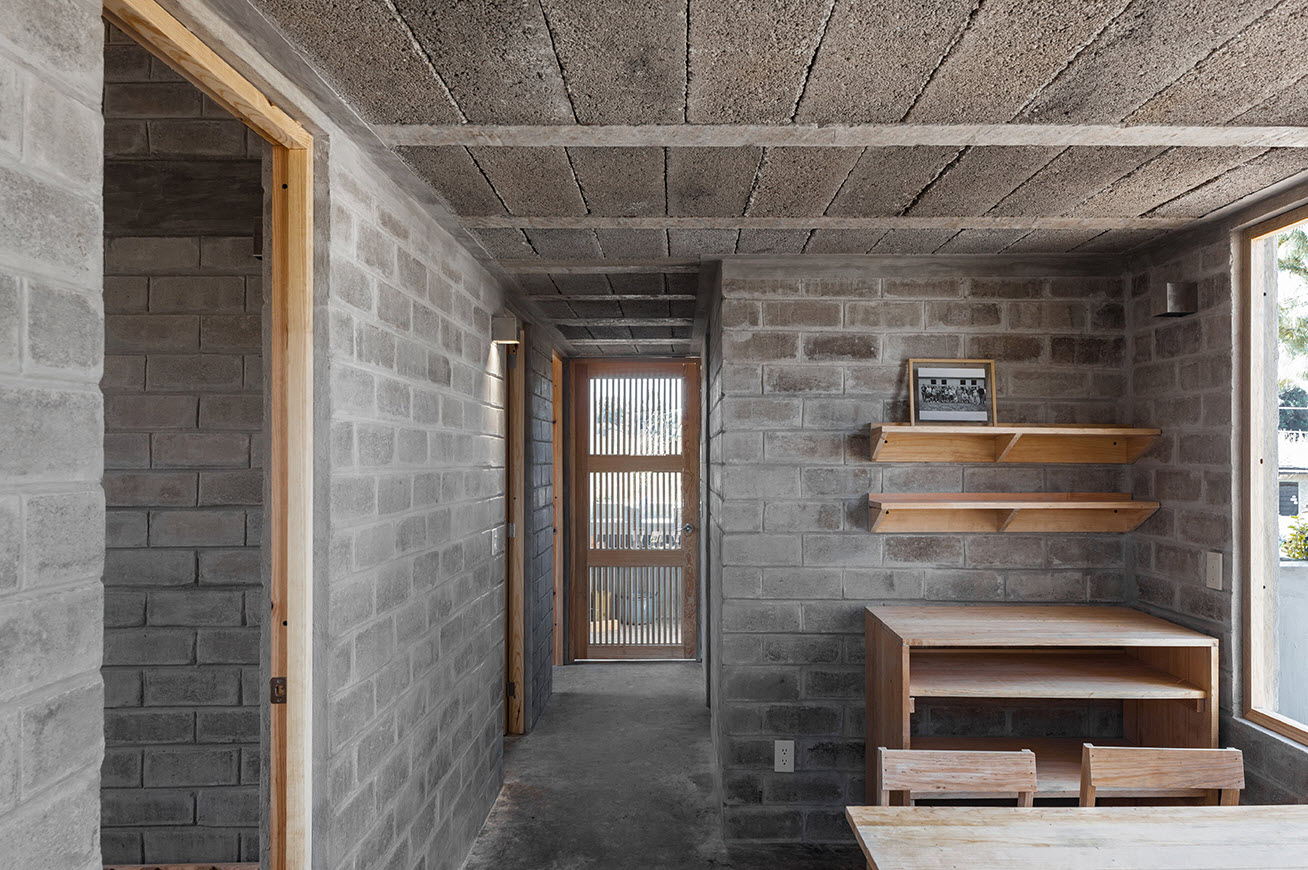 Casa pequeña económica hecha con bloques de adoblock (tierra y cemento ...